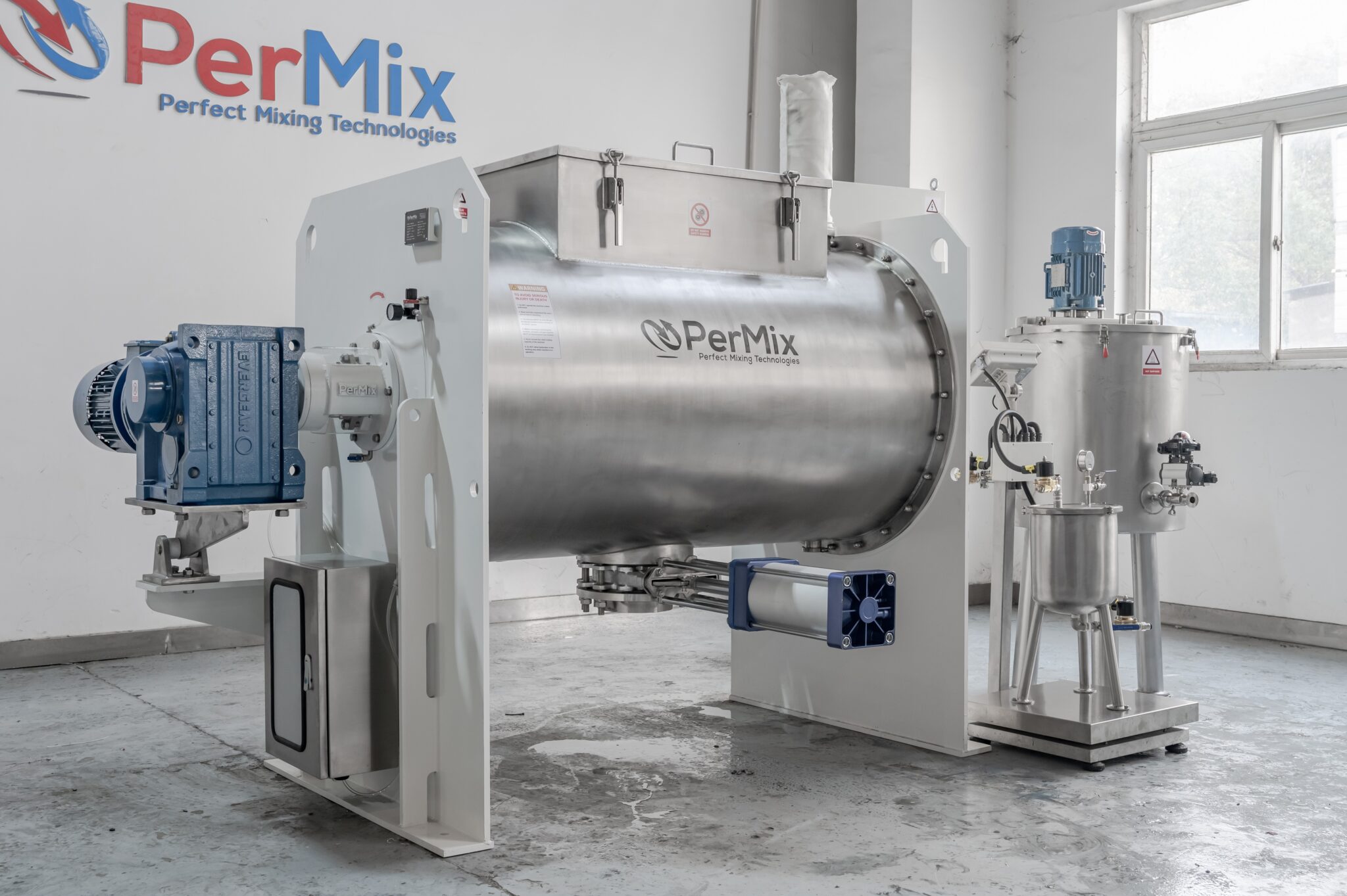 Atomizing Liquids in Paddle Mixer Powder Blending